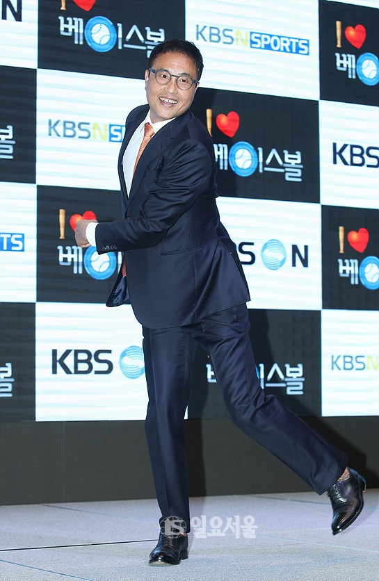 [IS포토] 송진우, KBS N KBO리그 중계 해설 '스트라익~'