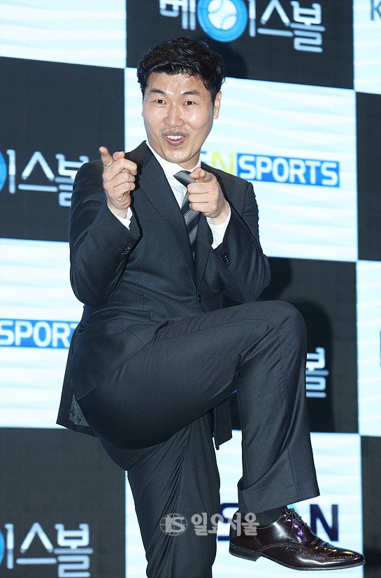 [IS포토] 장성호, KBS N KBO리그 중계 해설자로 등장 '얍!'