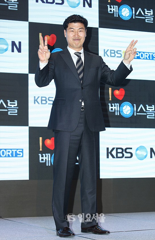 [IS포토] 장성호, KBS N KBO리그 중계 해설자로 등장 '얍!'
