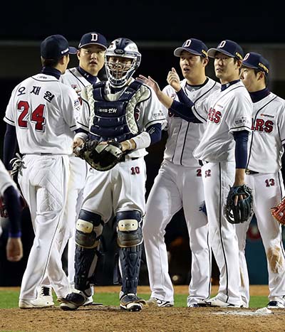 [PO 2차전] 두산, 막강화력으로 승부 원점으로 돌려…양팀 불안한 마운드에 혼쭐