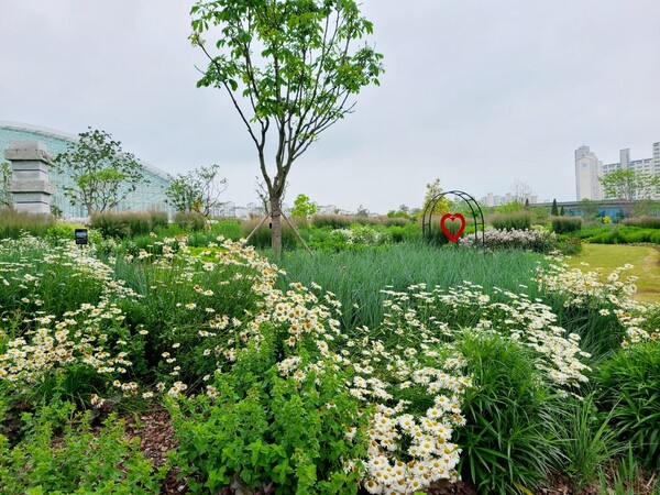 수원시, ‘수원시민의 특별한 정원 일월수목원’ 발간