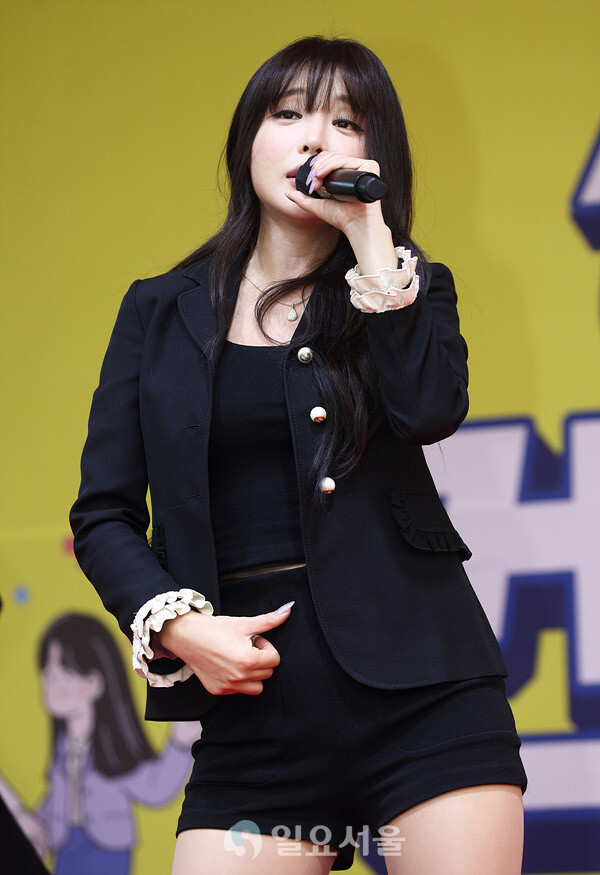 [IS포토] 홍진영, 시크하게 또 신나게~ '오~늘 밤에~'