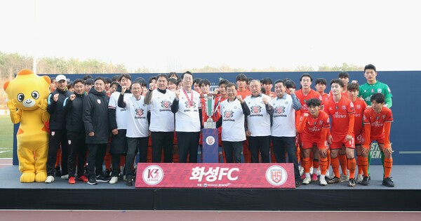 화성FC, 2023 K3리그 '우승' 세레머니 진행